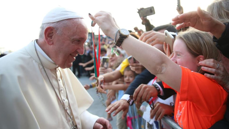 Athlete Gives Gold Medal to Pope Francis